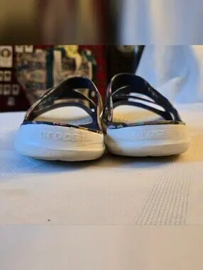 CROCS | Shoes | Euc Crocs Womens Abstract Slides | Poshmark